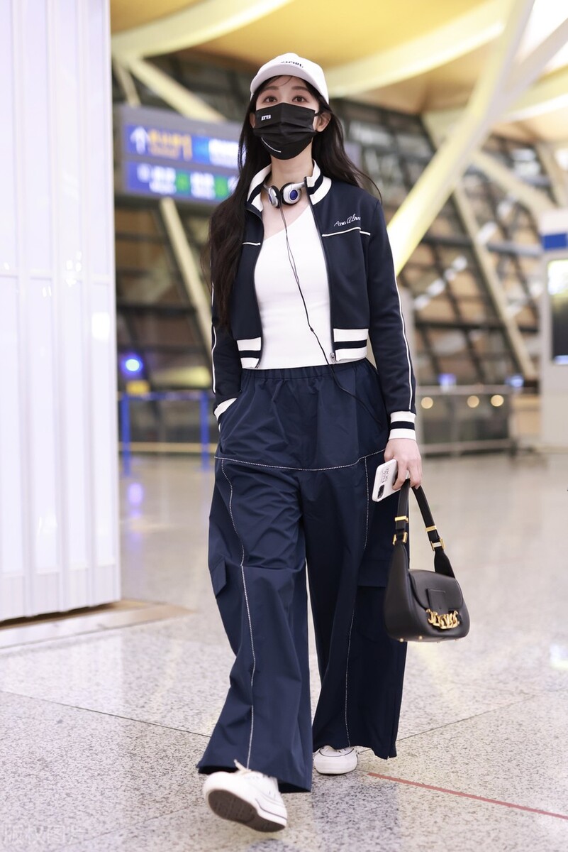 After Zhang Li ended Chow Tai Fook's activities, she appeared at the ...