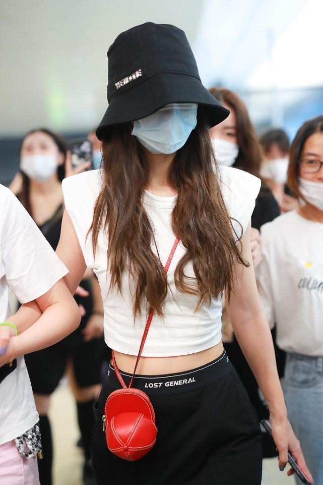 Yang Yingzhen is a "clothes shelf", with a shoulder-padded T-shirt and ...