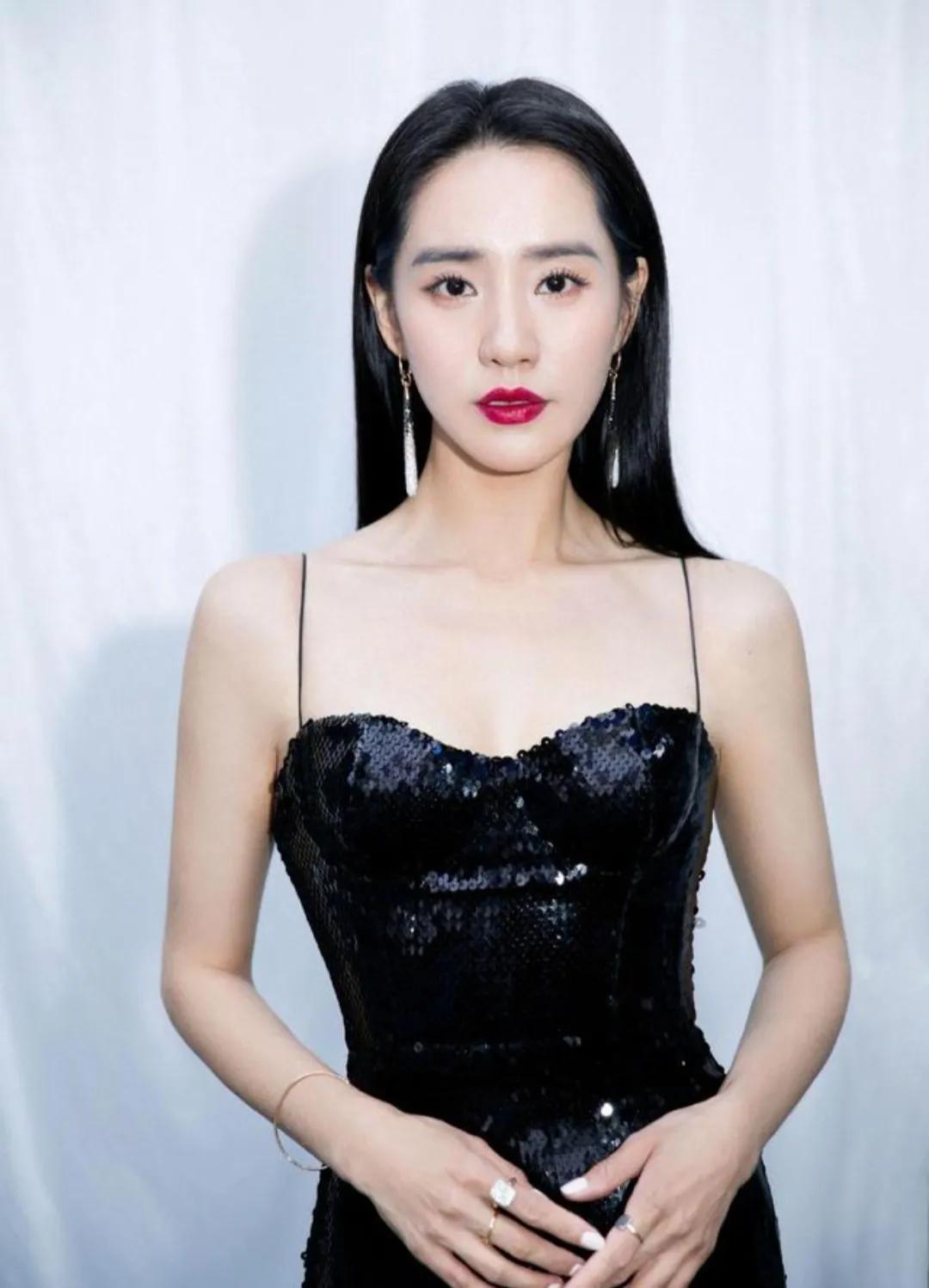 Sexy, charming and compelling Wang Zhi photo - iMedia