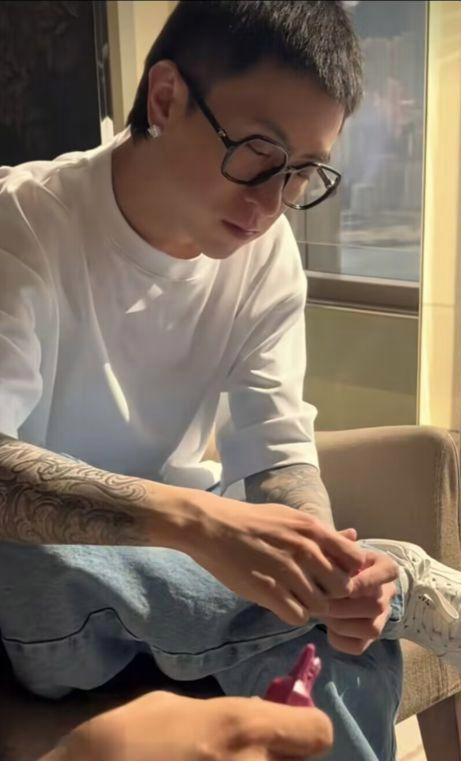 Qin Fen's mansion in Hong Kong was exposed, and he took a group photo ...