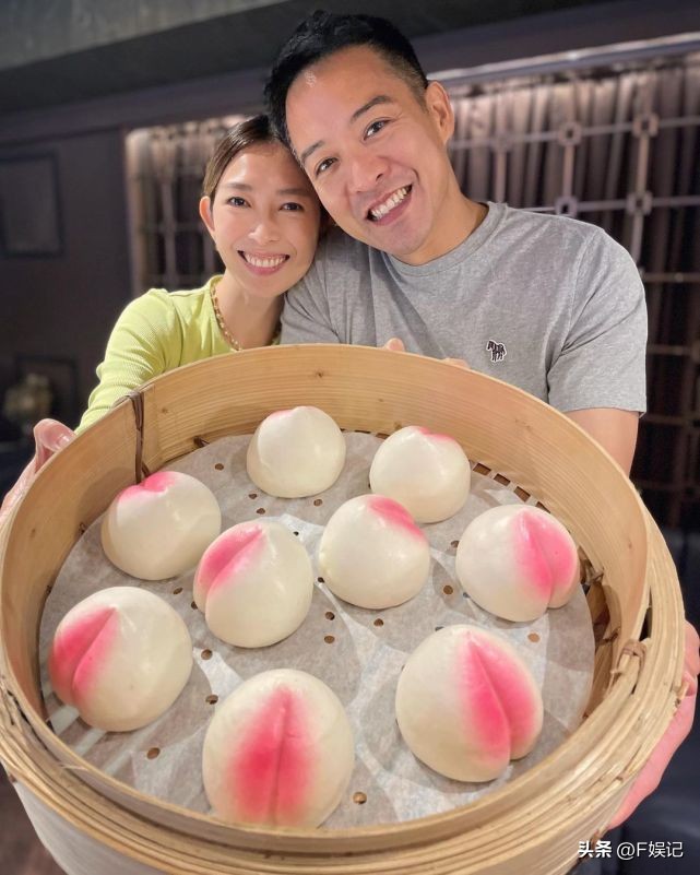 Happy family of four!Former TVB artist Chen Zhishen and his sons make a ...