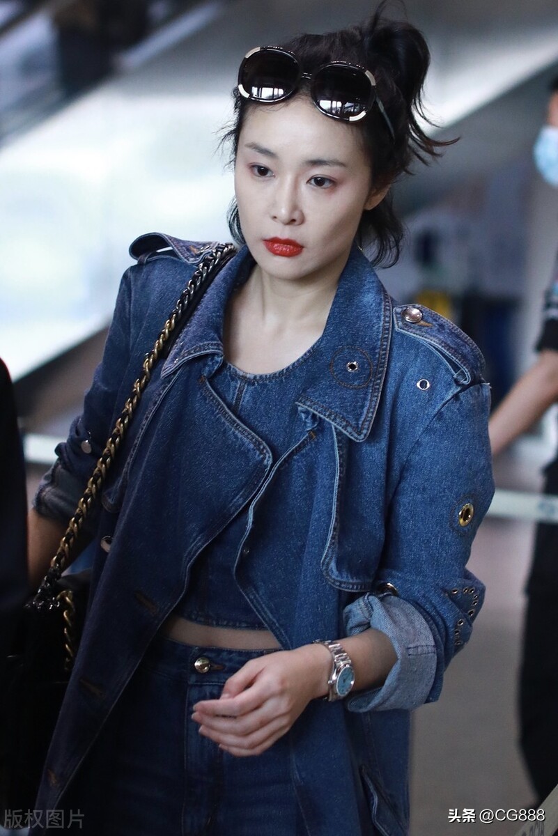 Gao Ye appeared at Beijing Airport - iNEWS