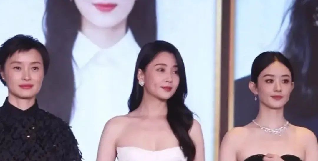 Zhao Liying ran with both of them again, is it wrong? - iNEWS