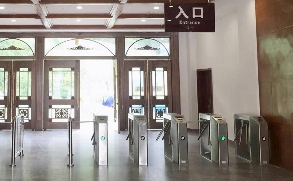How does the gate of the scenic spot check the ticket? - iNEWS