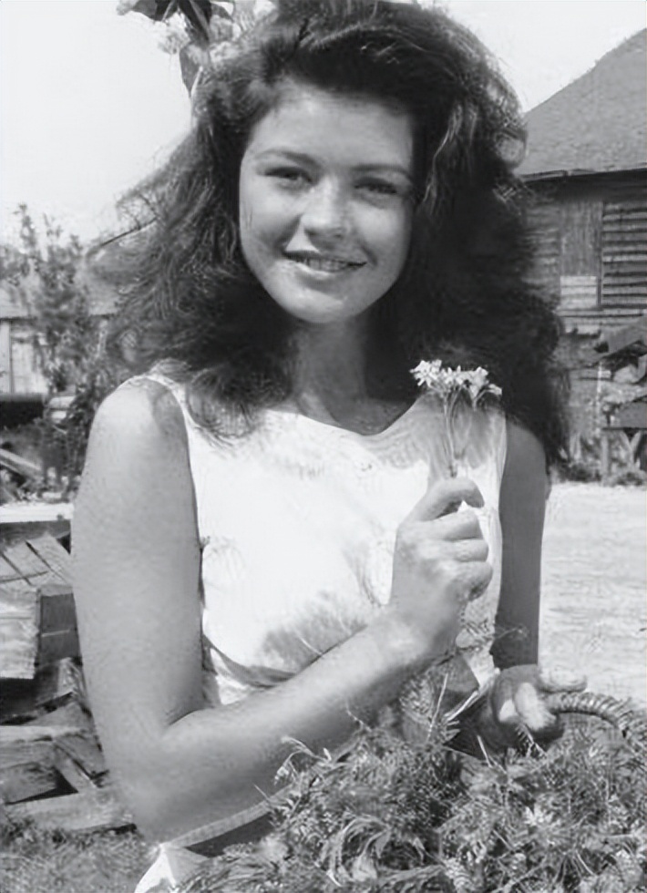 Catherine Zeta Jones is too irresistible, she is 25 years younger than ...