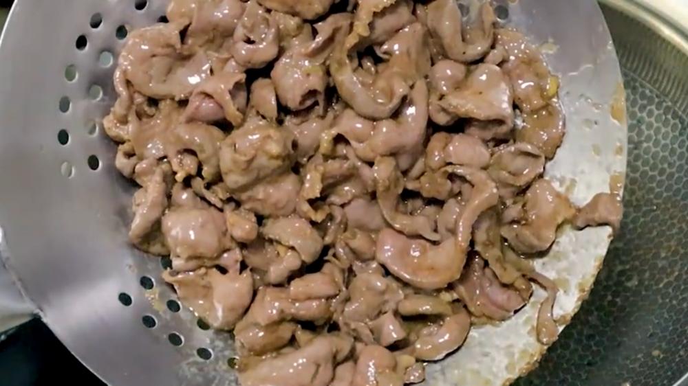 The home-style practice of dry pot pig heart, spicy and delicious ...