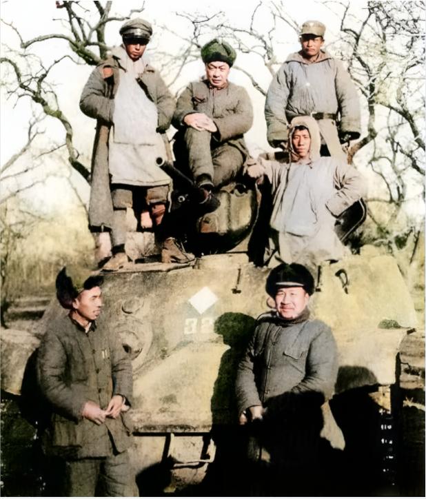 Boss Chen is sitting in a tank, stepping on the cannon barrel ...