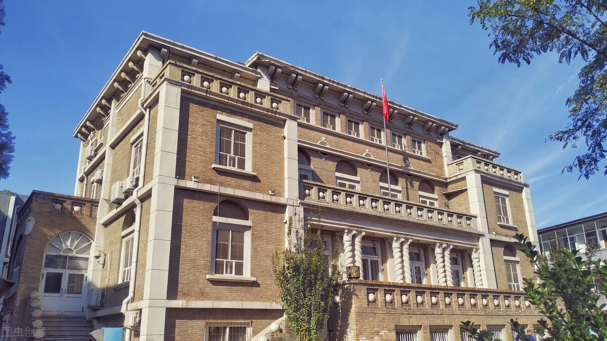 He is a master of tomb robbers. He washed his hands with a golden plate ...