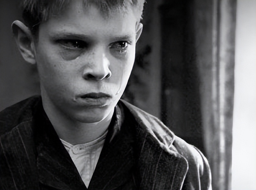 What problems does the black and white tone in the film "White Ribbon ...