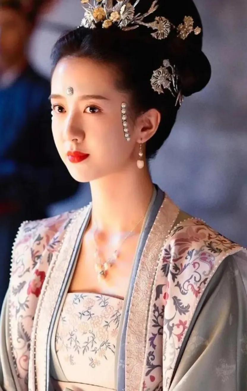 I watched "Qing Ping Le" and was blown away by the beautiful styling ...