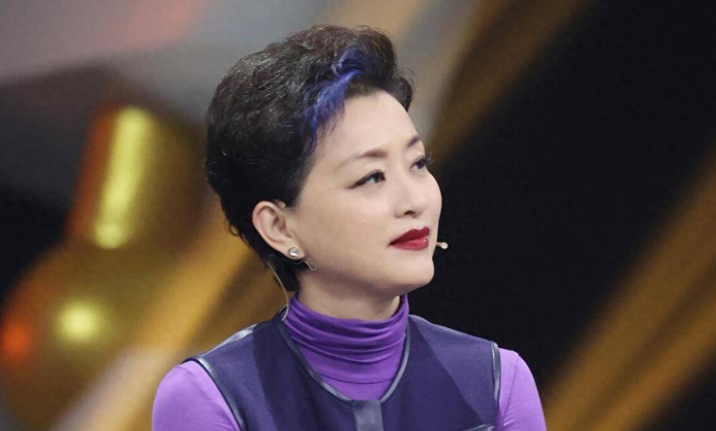 The famous CCTV host Yang Lan went for a run without makeup, her waist ...