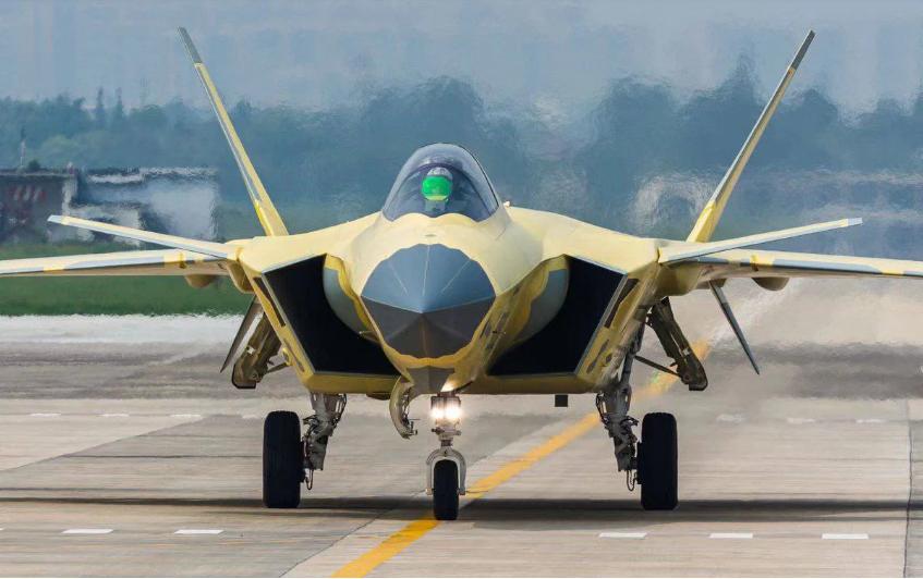 The world's first!The two-seat J-20 stealth fighter is painted with air ...