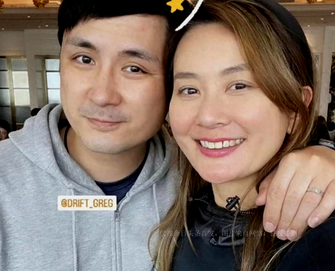 TVB Lu Ye took a photo with his old cousin. There are five second ...