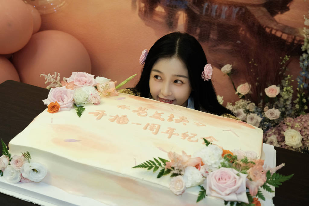 "Cang Lan Jue" anniversary party, Yu Shuxin took photos with her ...