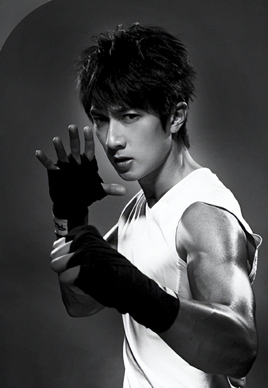 Top ten muscular handsome men in China's entertainment industry - iMedia