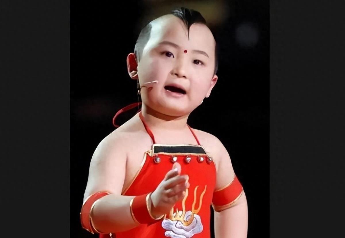 Deng Minghe, who went to the Spring Festival Gala at the age of 6 and ...