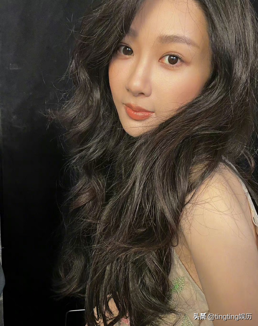 Yang Zi's big wave face shot with the original camera + red skirt with ...