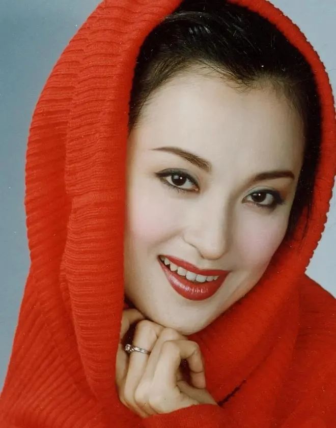 Remember Miao Ruolan in "Flying Fox in Snow Mountain"?Married to a ...