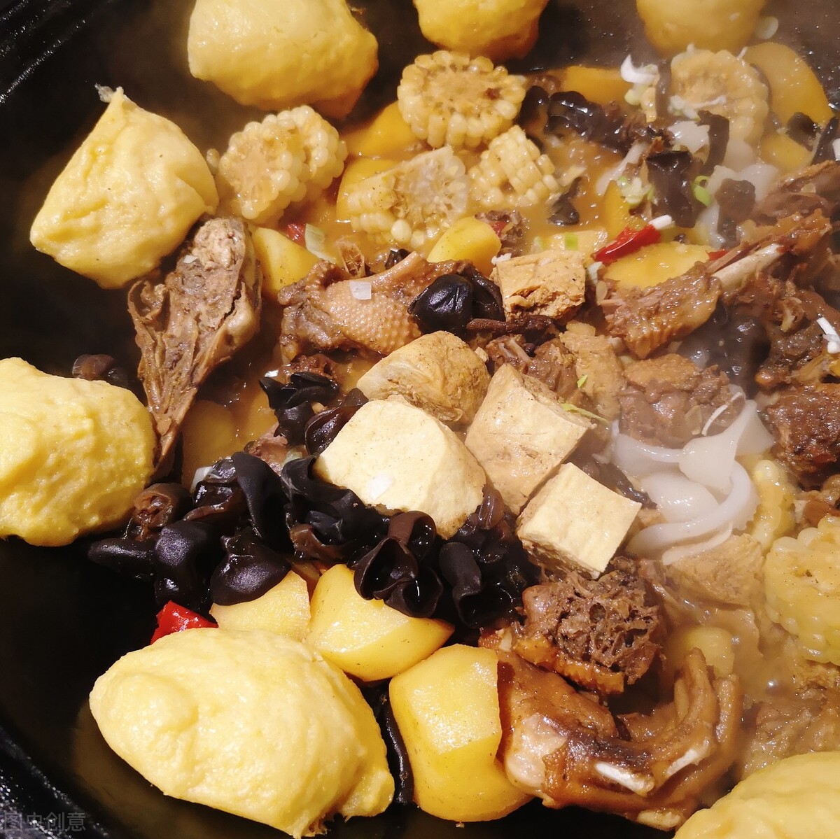 The practice of stewing a big goose in a cast iron pan - iNEWS