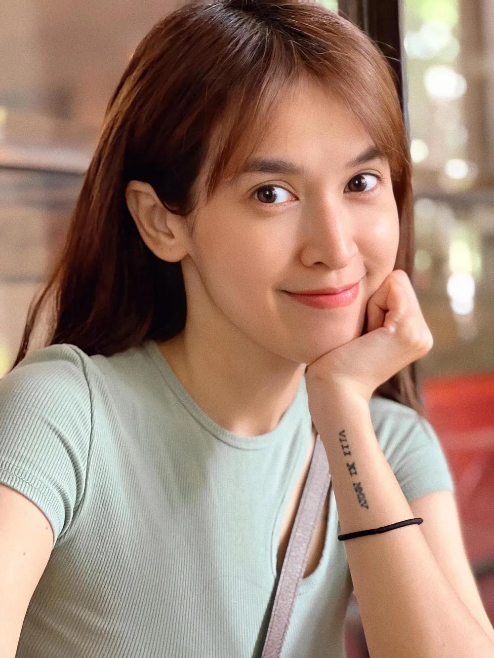 At the age of forty, she has extremely beautiful natural beauty, and ...