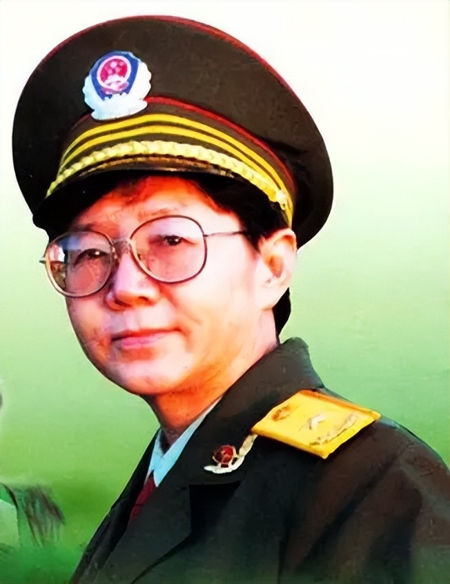 The first female major general of the Chinese armed police, her father ...
