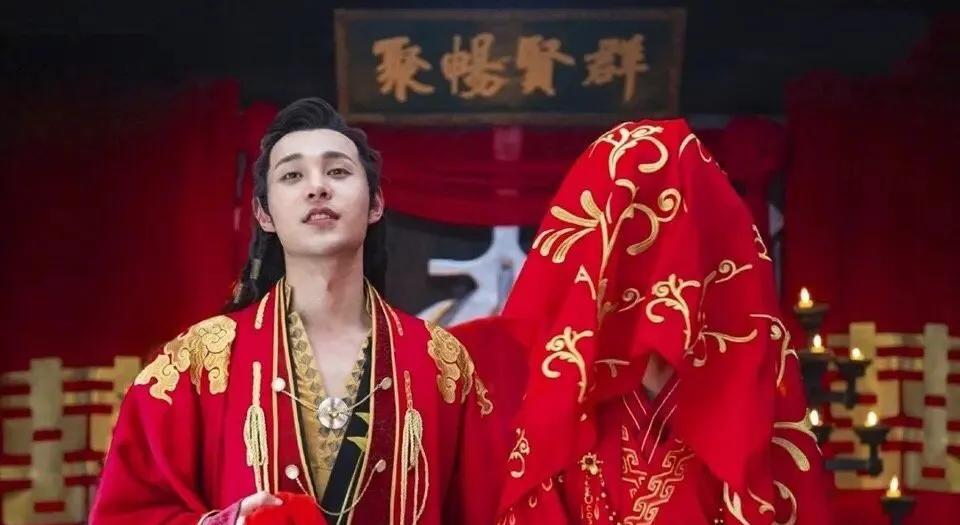 Dou Xiao's new drama military uniform is Sugan, Yuan Hao's style is dragging his legs, and he is ...