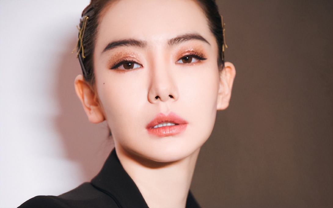 Qi Wei revealed her age at the first night and admitted that she ...