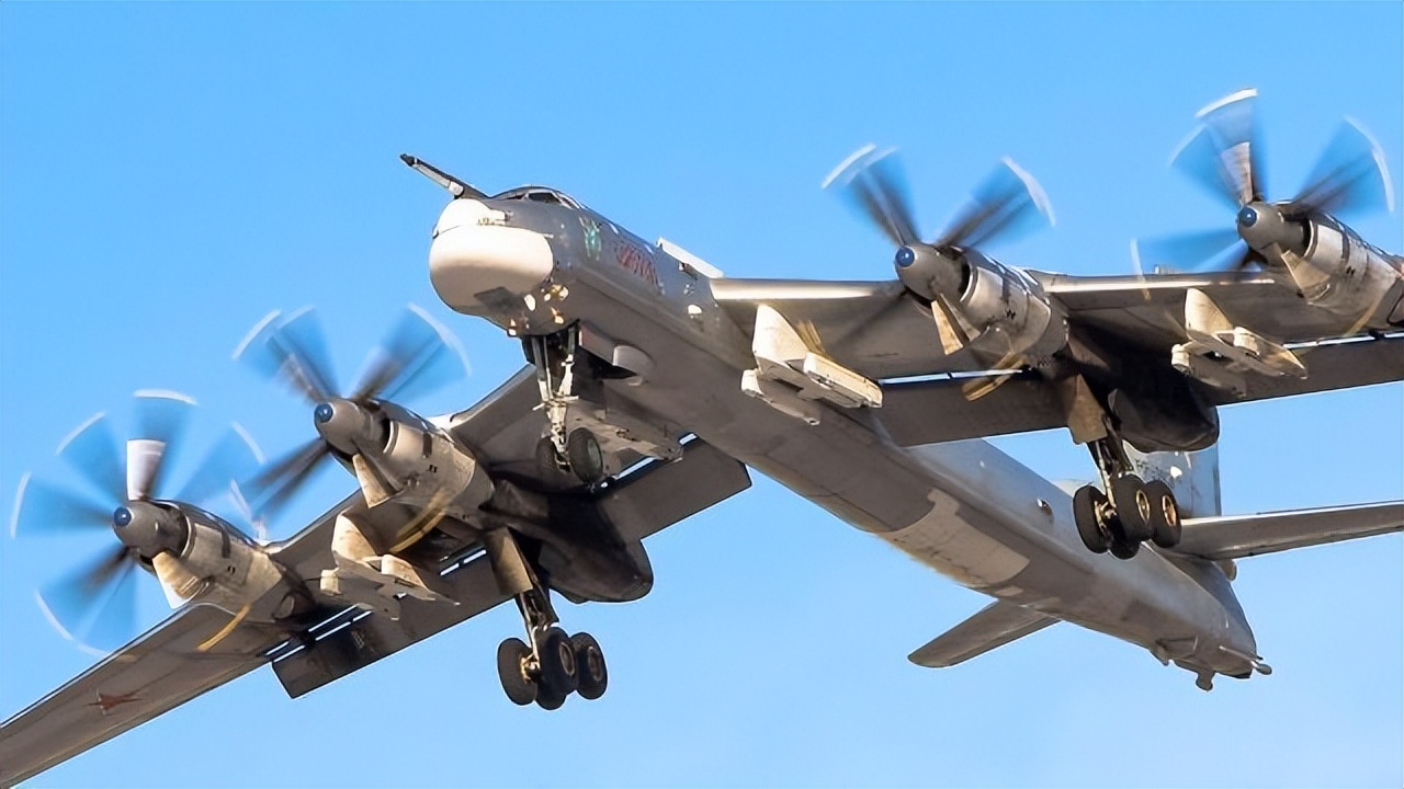 Russia is mighty, the Figure 95 bomber is wandering around with nuclear ...