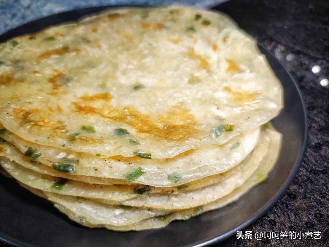 Don't throw away the leftover dumpling skins, make them into scallion ...