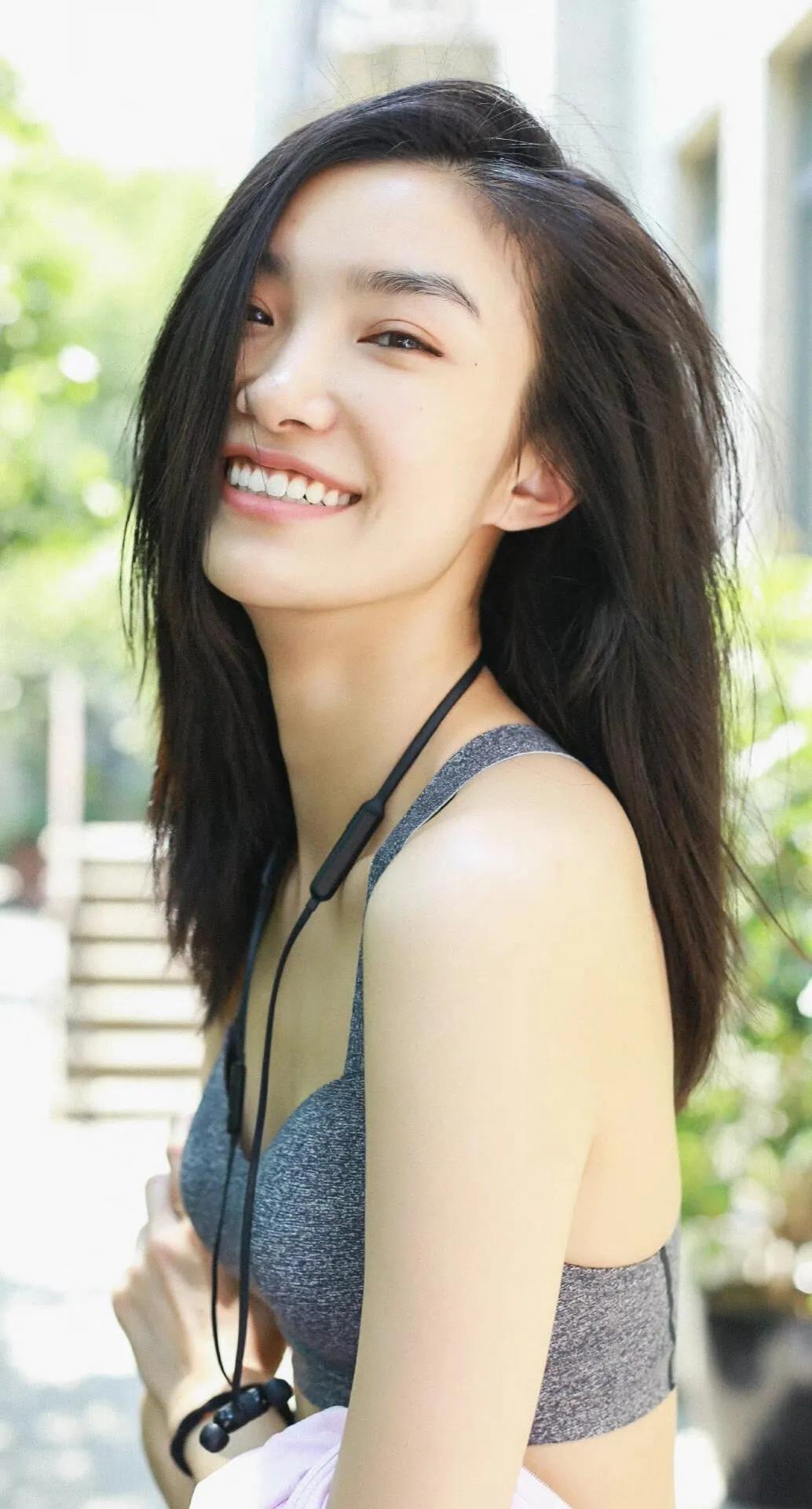 Mainland actress and model - Hou Mengdie - iNEWS