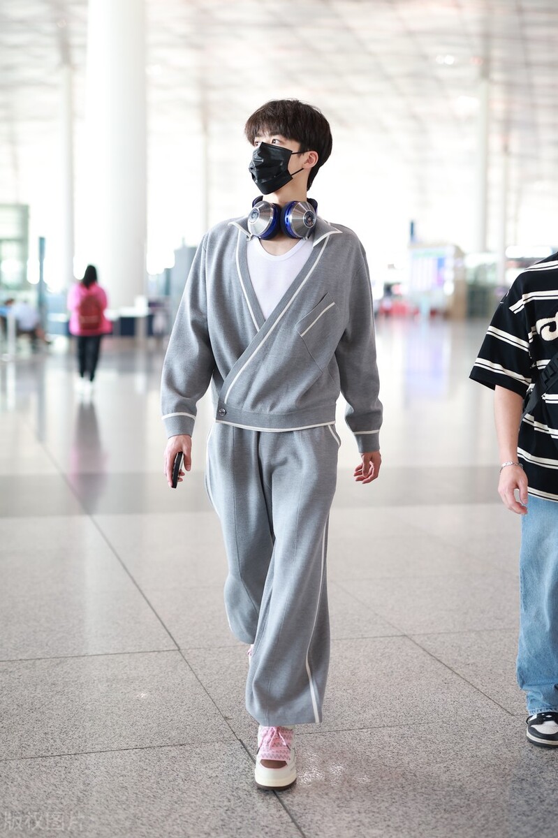 He Luoluo appeared at Beijing Capital Airport on May 15, 2023, wearing ...