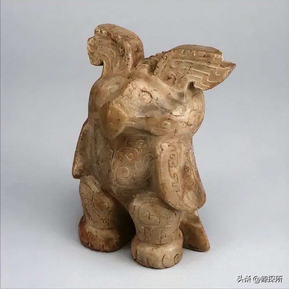 The marble owl-shaped standing sculpture in the Yin and Shang Dynasties ...