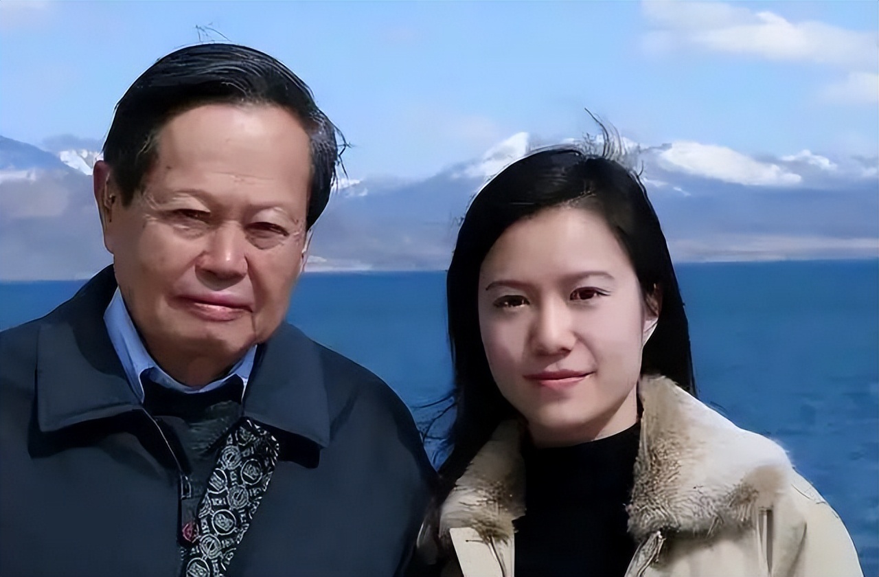 In love for 18 years, Weng Fan, after marriage, went to bed early and ...