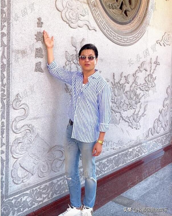 A recent photo of 67-year-old Lu Liangwei was exposed, with a strong ...