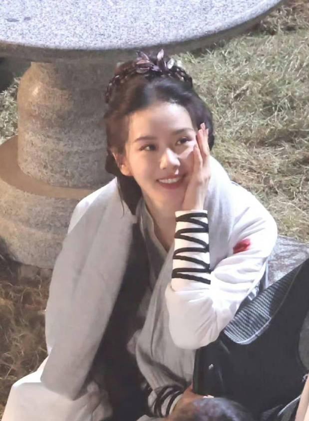 Liu Shishi is charming in white clothes and ancient costumes - iMedia
