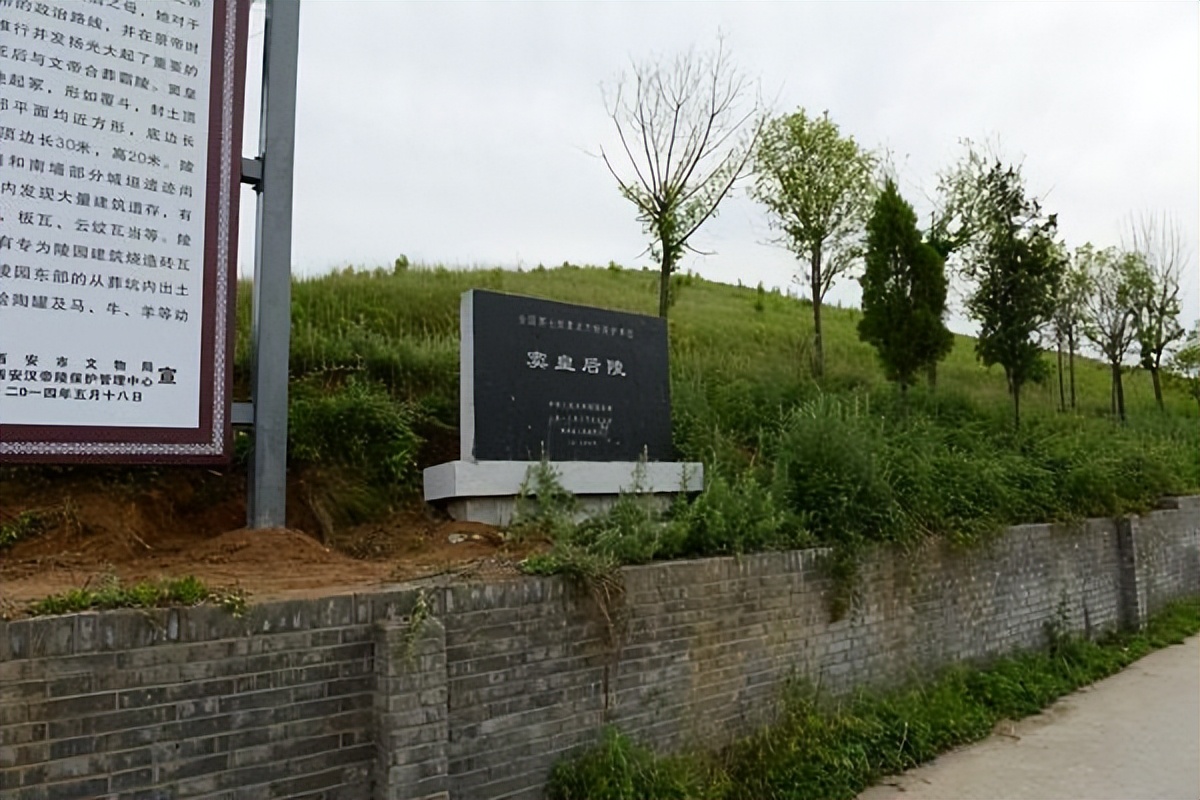 Is this big tomb the real location of Emperor Han Wen's mausoleum? Only ...