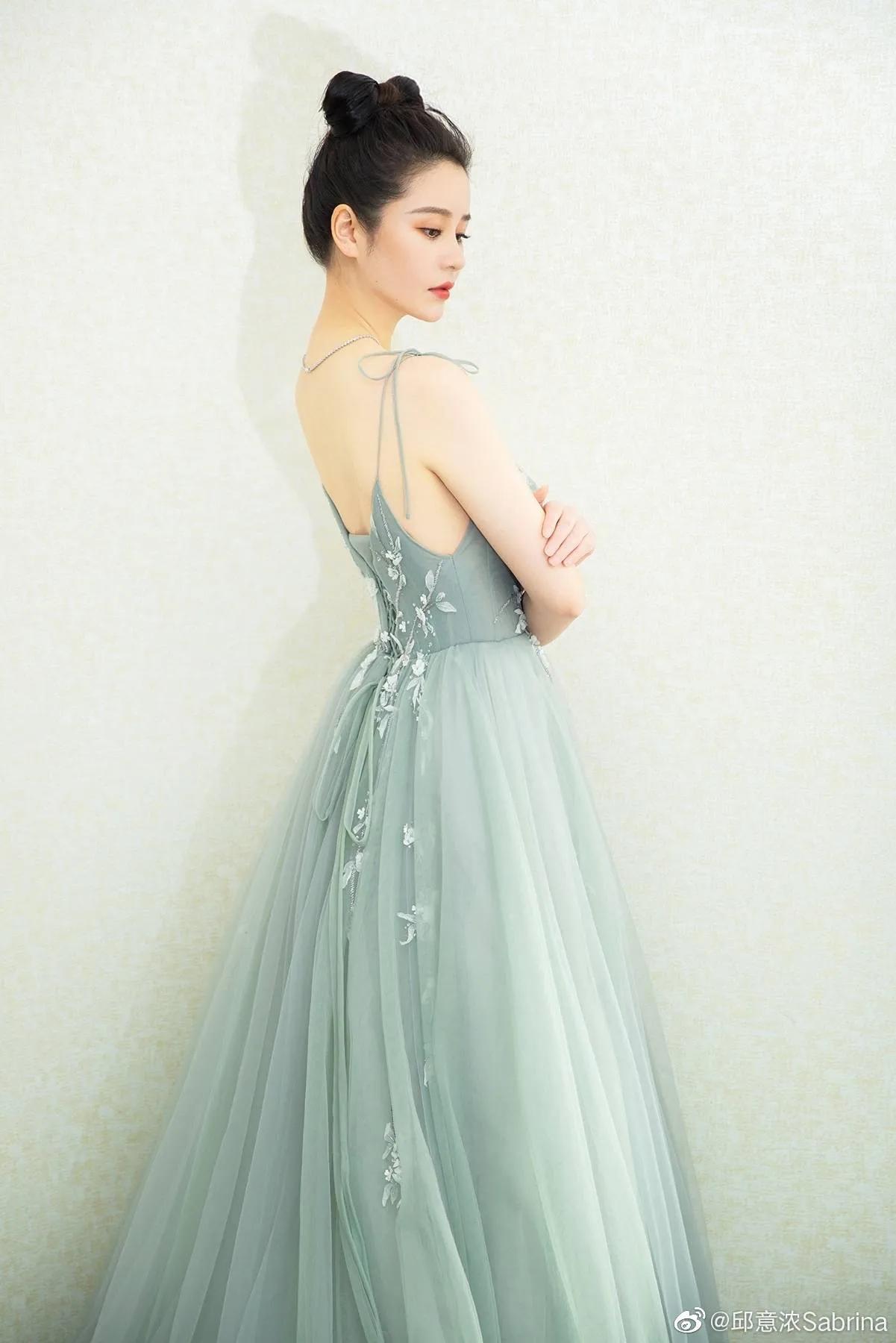 "Jing girl" Qiu Yinong's beautiful back blockbuster - iNEWS