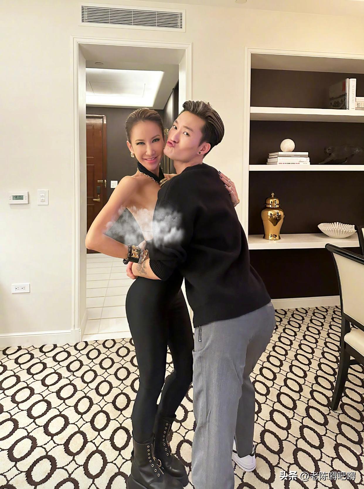 47-year-old Coco Lee is still hot in a suspender skirt, showing intimate photos with sportsmen ...