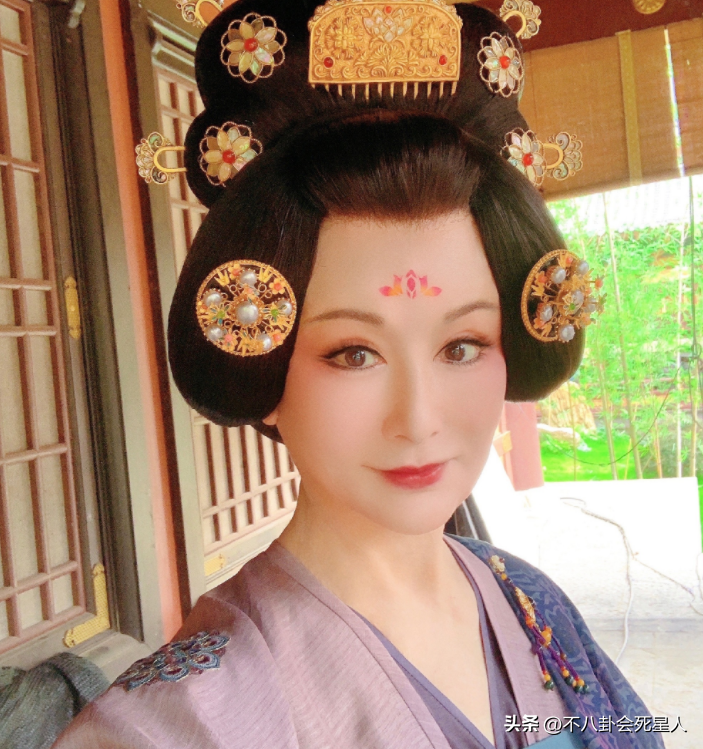 The real status of the goddess of youth: drooping eyelids, stiff face ...