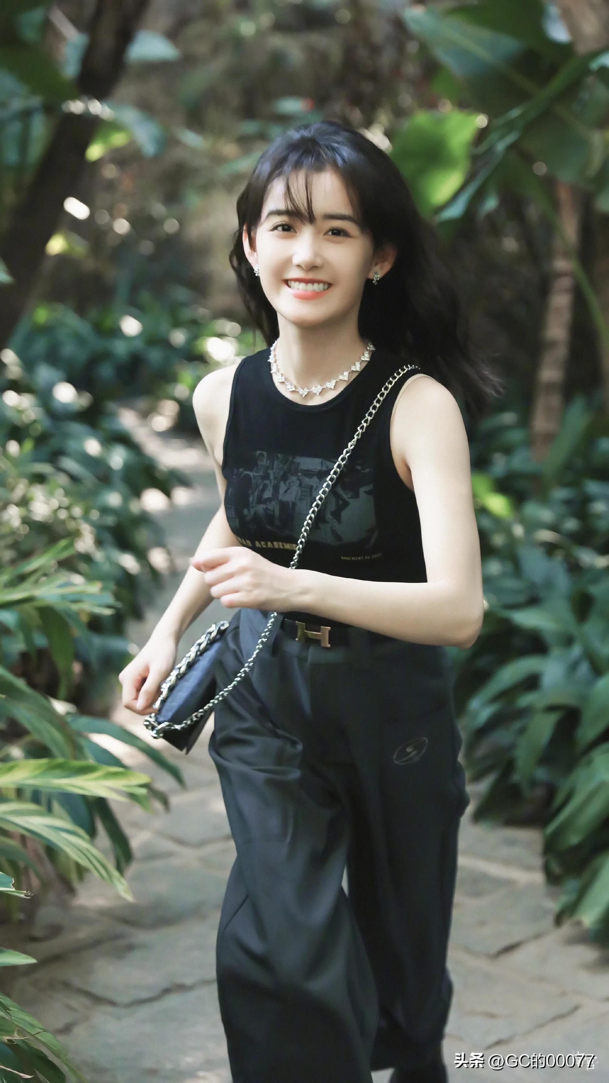 Star picture Jiang Yiyi - iNEWS