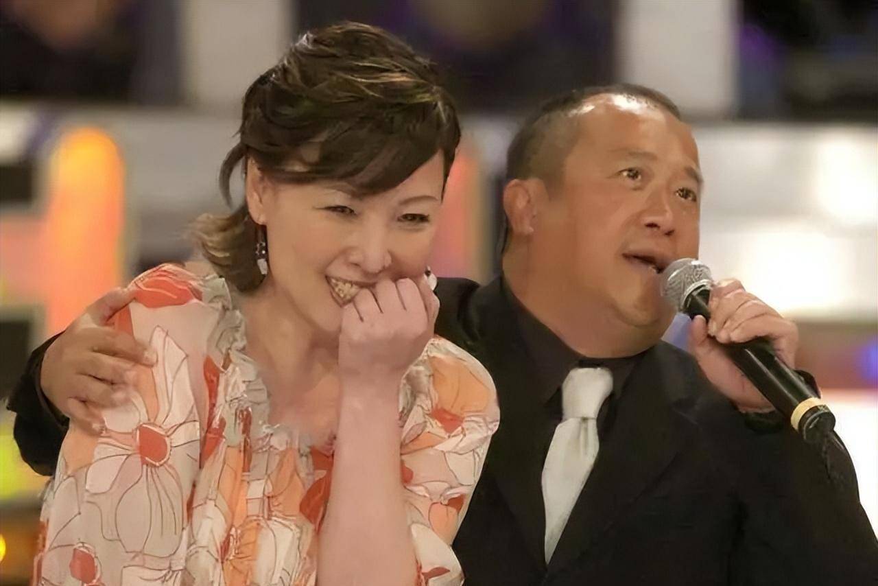 "Touching thighs", "face to cheek", "pull underwear", these male stars ...