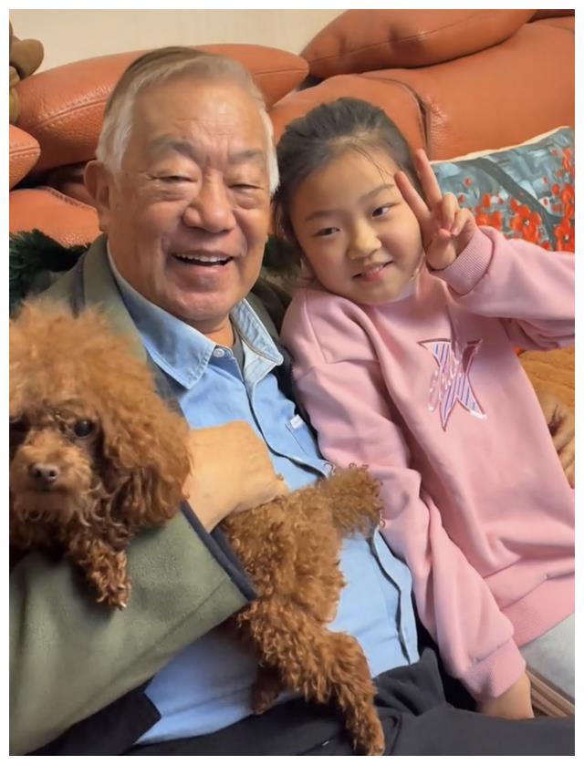 79-year-old Gao Ming "shows off" the trophy to his granddaughter. The ...