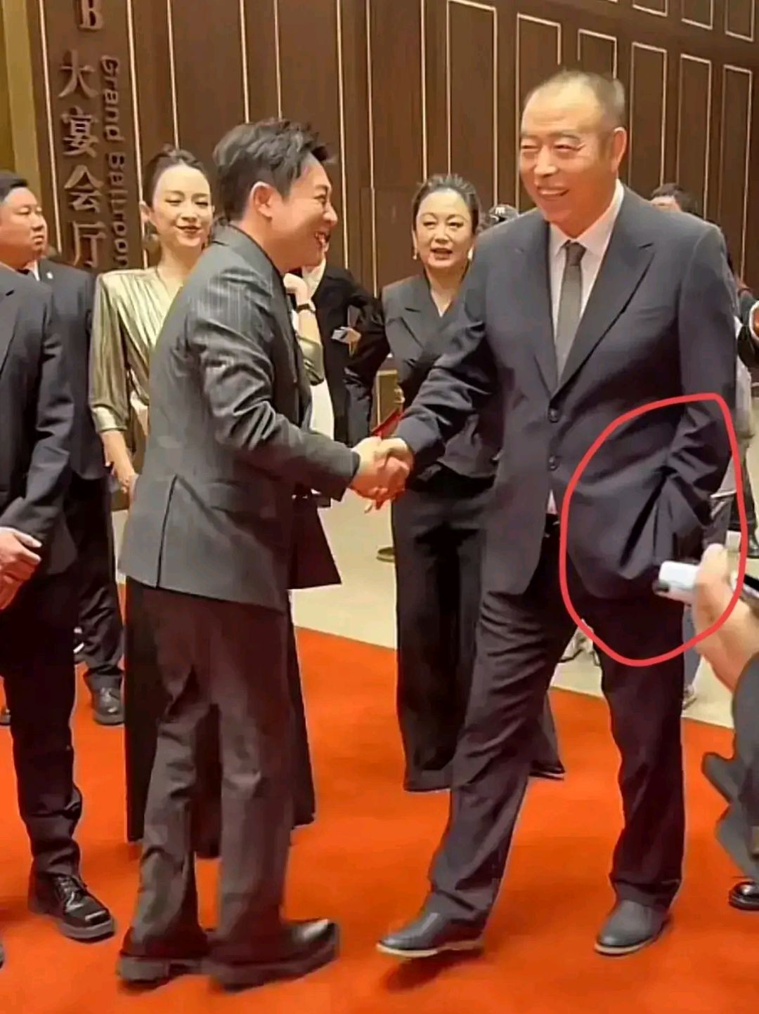 Why was Chen Kaige scolded for shaking hands with Zhang Songwen with ...
