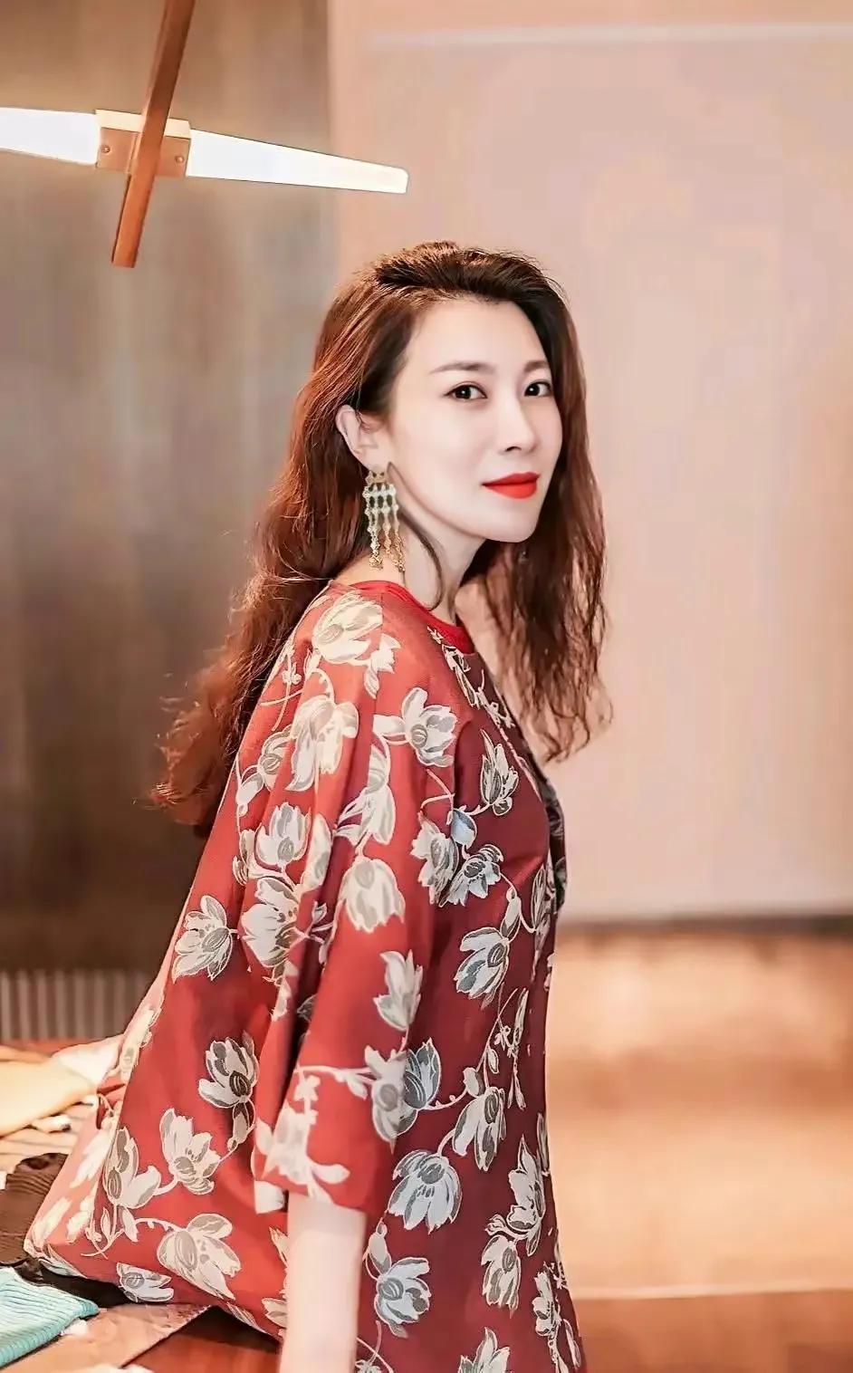Mature and sexy coexist with Zhang Yanyan - iNEWS