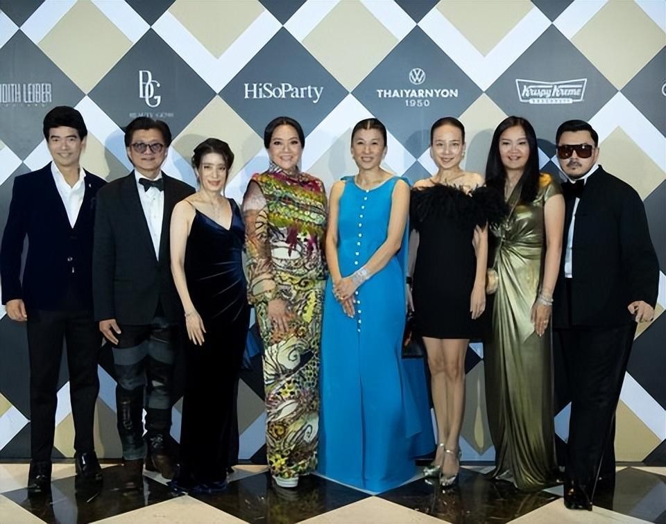 The 56-year-old rich Chinese woman is very good at dressing up. She ...