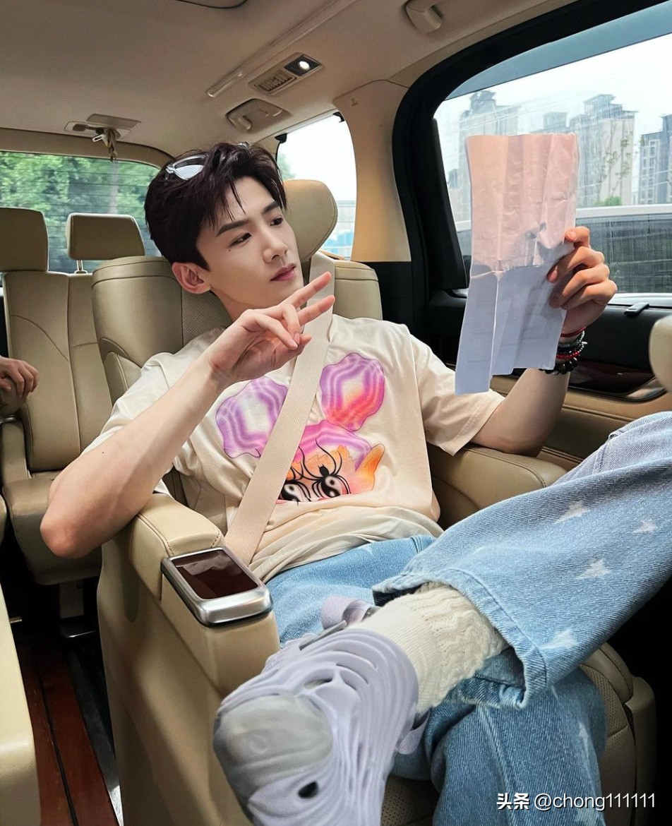 In private, he is an invisible rich man who knows how to play the piano ...