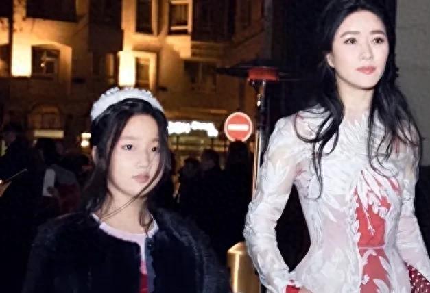 Falling in love with Lu Yi, then pursuing Wang Zhiwen, the rich husband is in jail and bequeaths ...