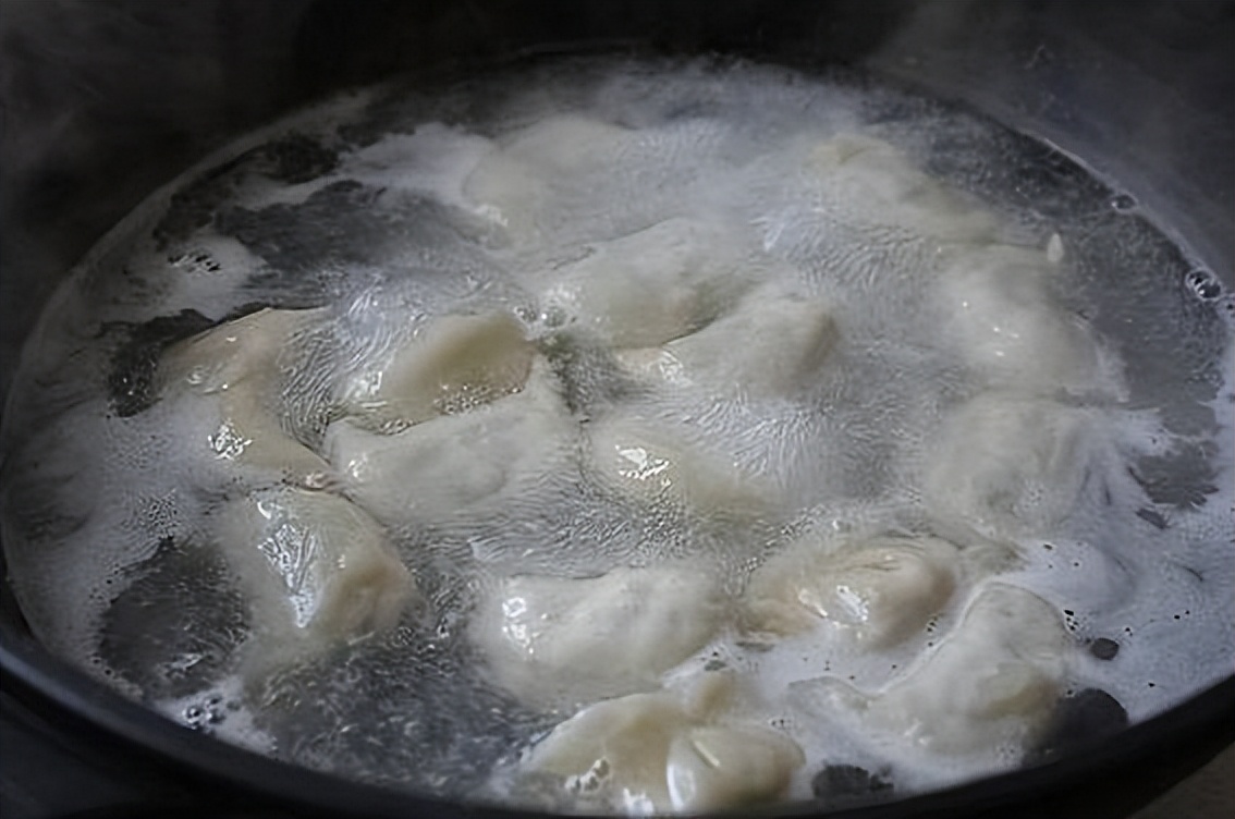 When cooking quick-frozen dumplings, should you put the pot under cold ...
