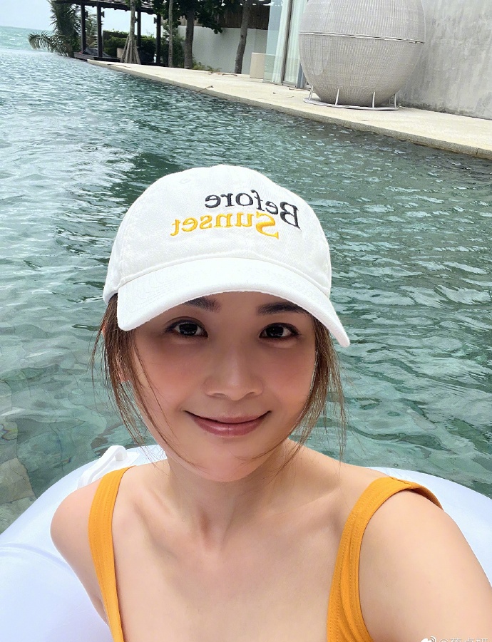 Charlene Choi rarely shared swimsuit photos, wearing a yellow swimsuit ...