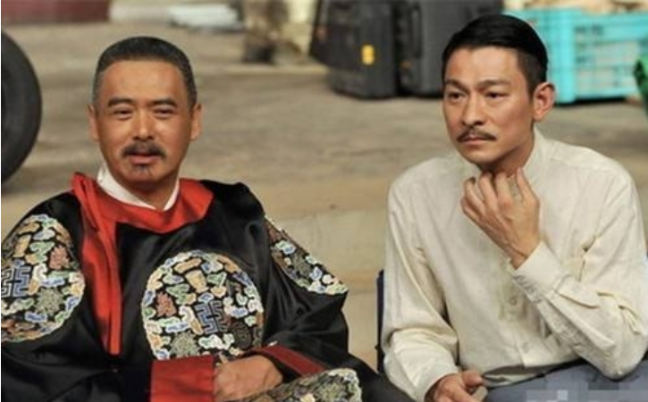 It also said "naked donation" and looked at Jackie Chan and Zhou Runfa ...